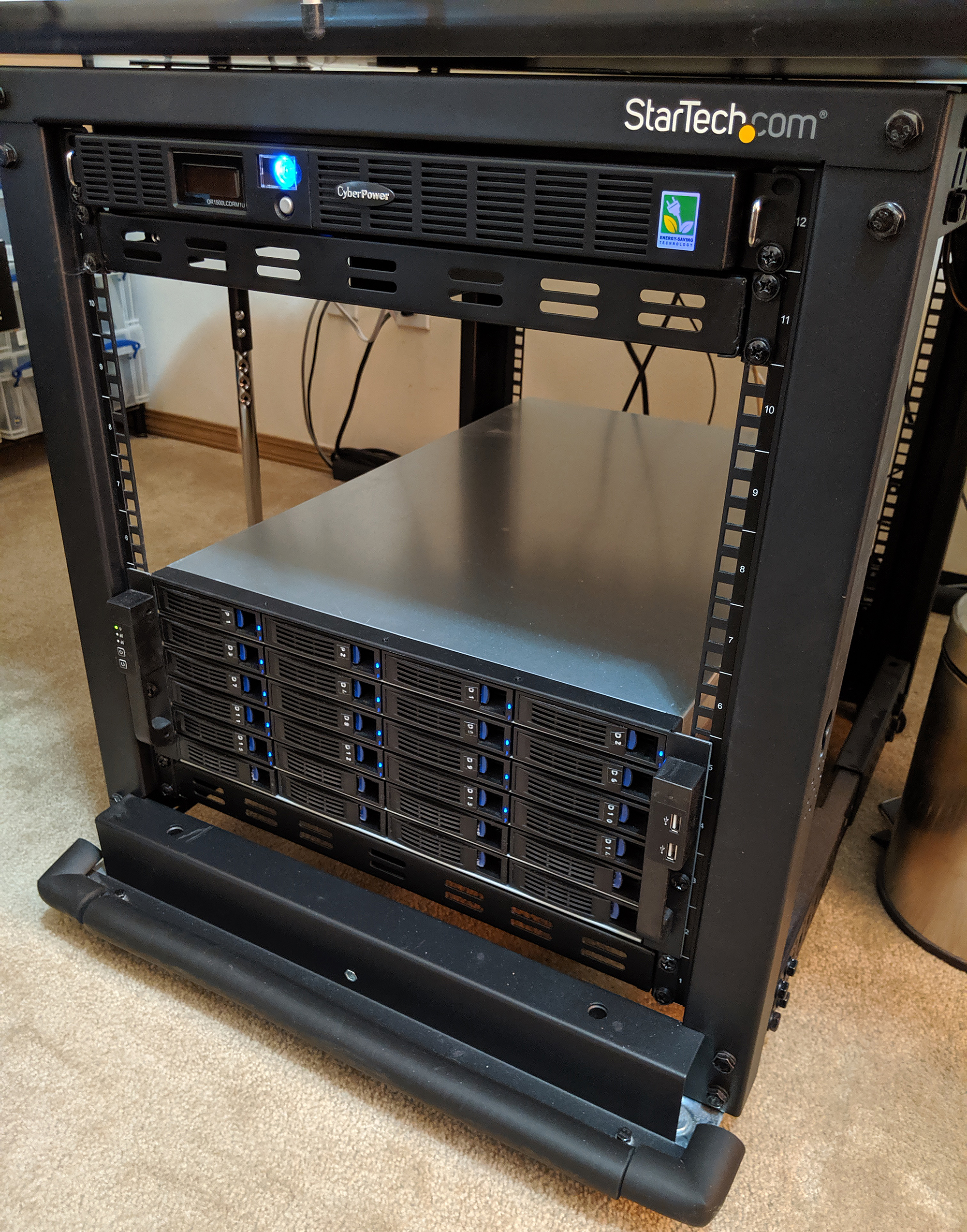 Pictures of your computer rigs! Post them here! | Headphone Reviews and ...