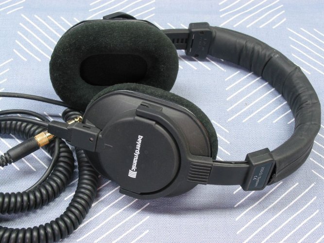 Closed: Beyerdynamic DT250 250 Ohm headphones, xlnt | Headphone Reviews ...