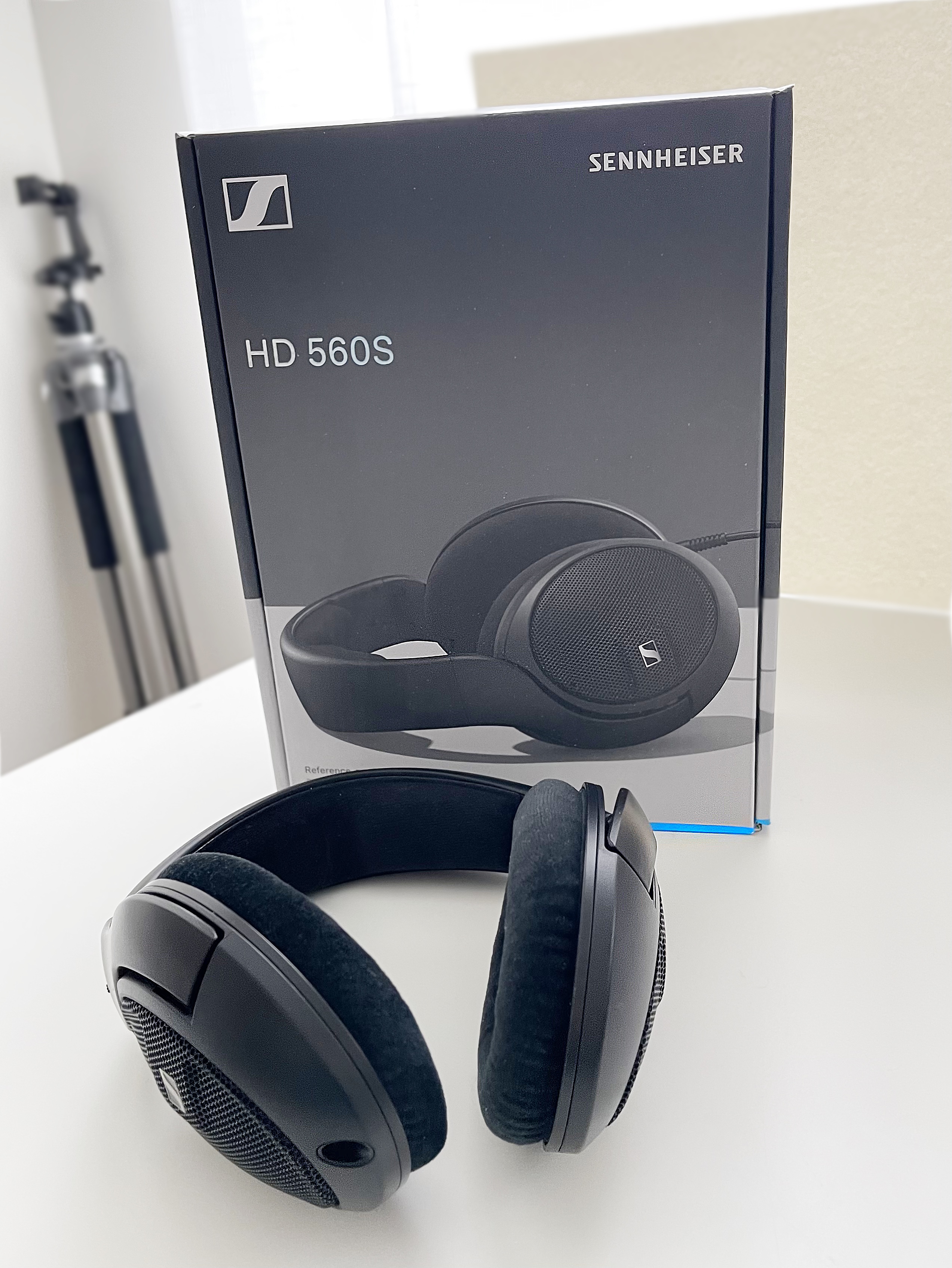 Closed: Sennheiser HD 560 S with the optional Sennheiser shorter cable ...