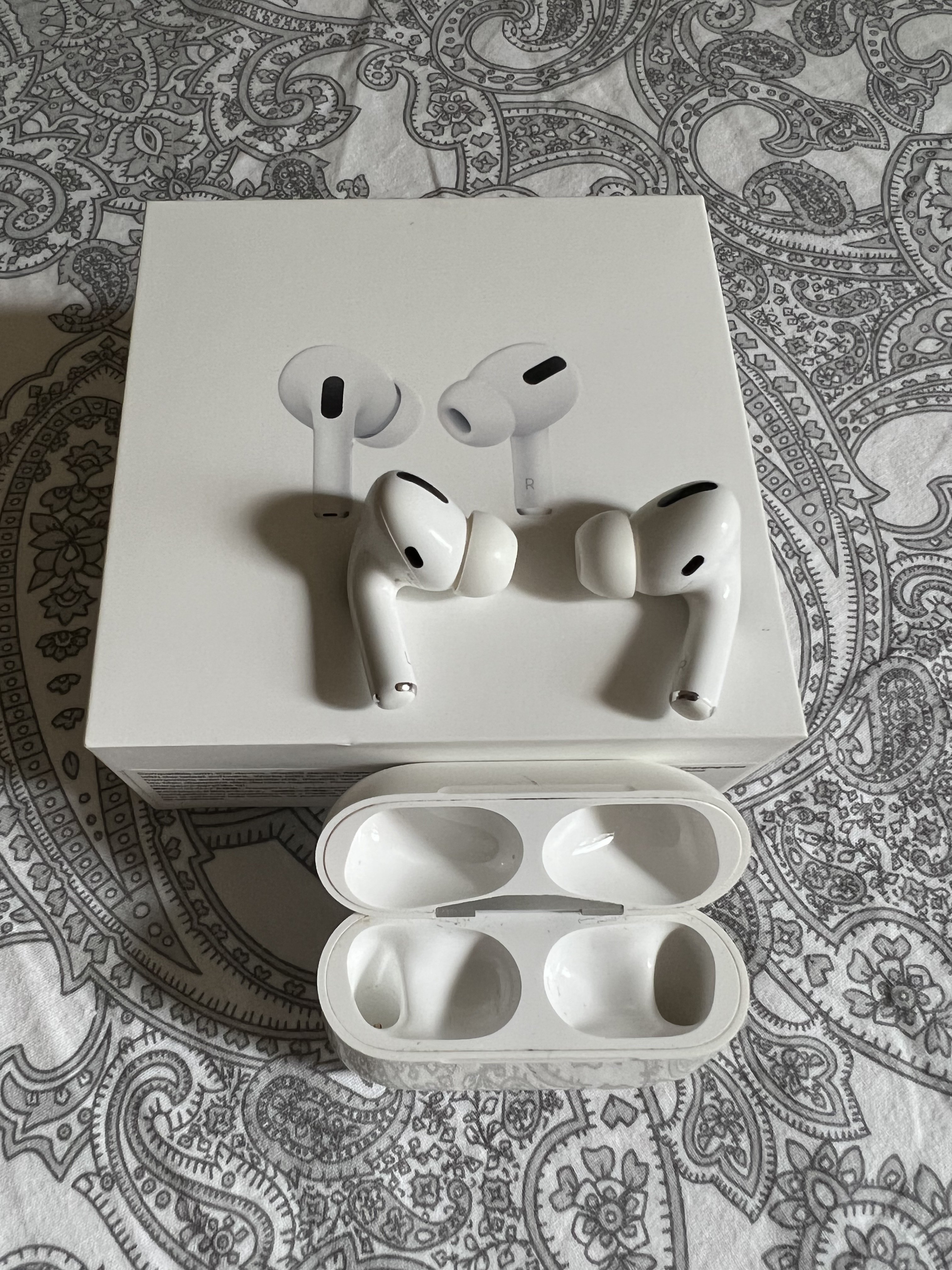 Closed: AirPods Pro with Wireless Charging Case (Gen 1) | Headphone ...