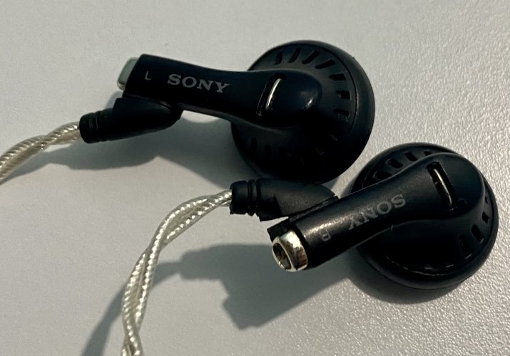 Closed: Sony MDR-E484 “NUDE Céla” (Amorphous diamond driver, silver ...