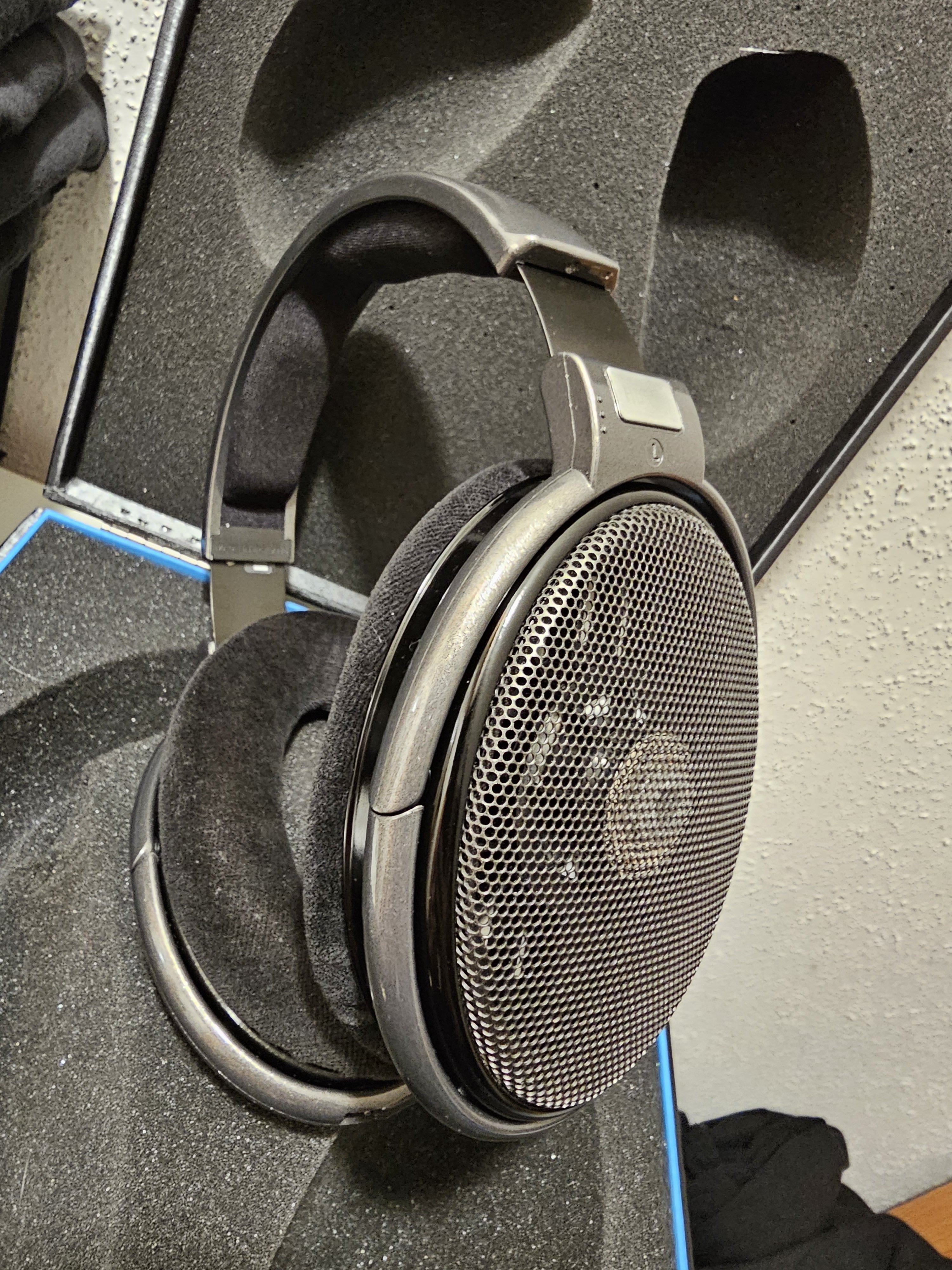 Sold: Sennheiser HD650 with mod and extra pads | Headphone Reviews and ...