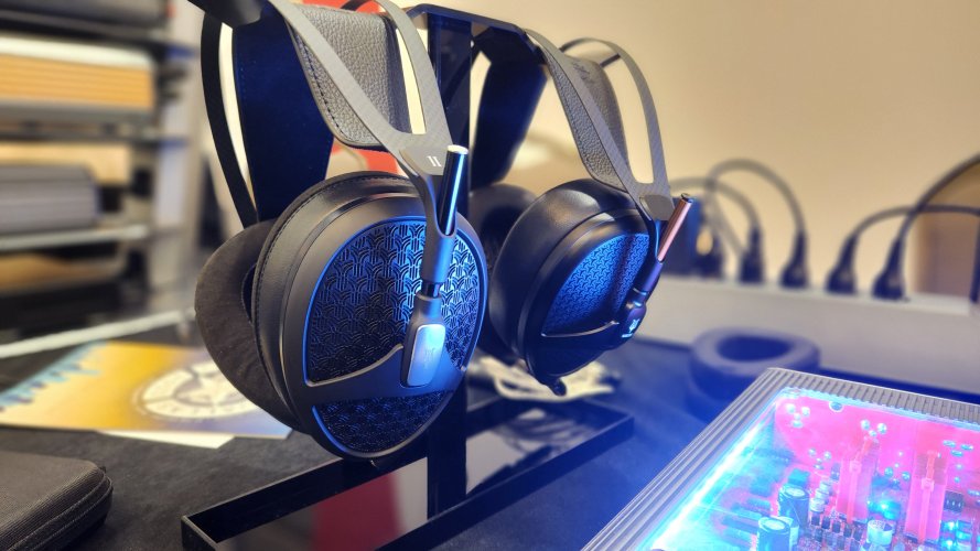 MEZE AUDIO ELITE - The New Isodynamic Hybrid Array Headphone - official ...