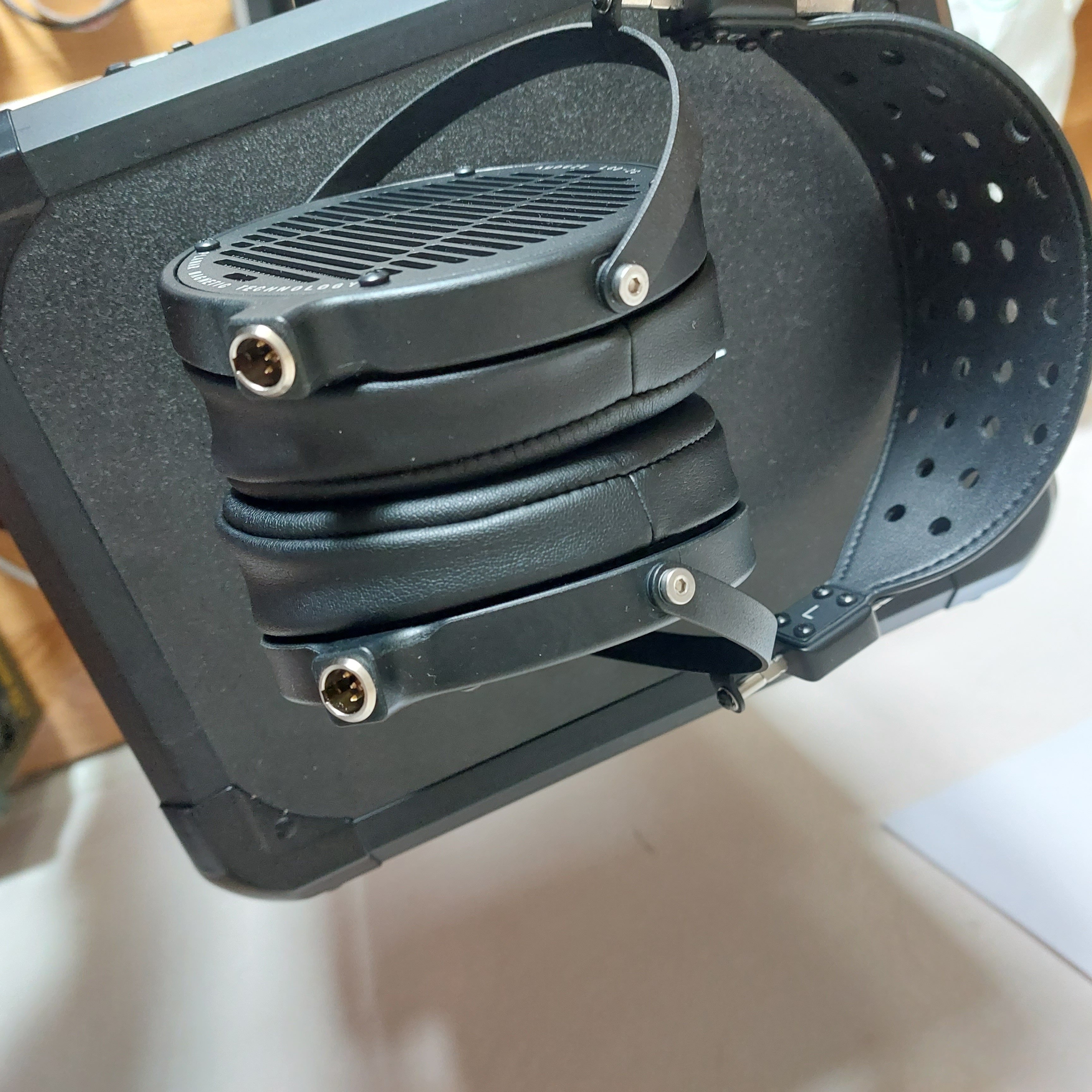 Closed: Audeze LCD-2 Classic 2023 + Travel Case LCD-2C | Headphone ...