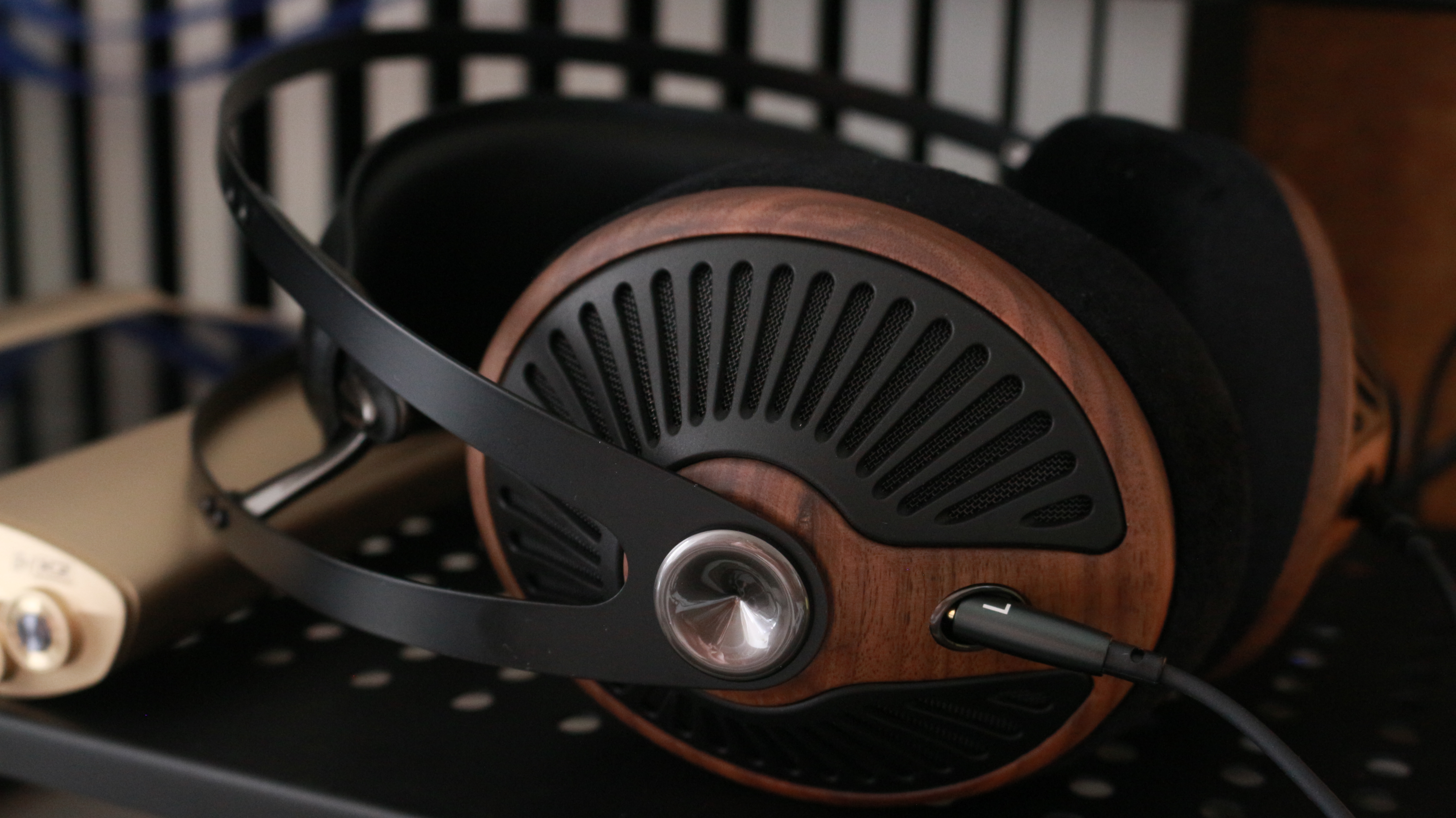 Meze Audio launches 105 SILVA, an open back headphone that captivates ...