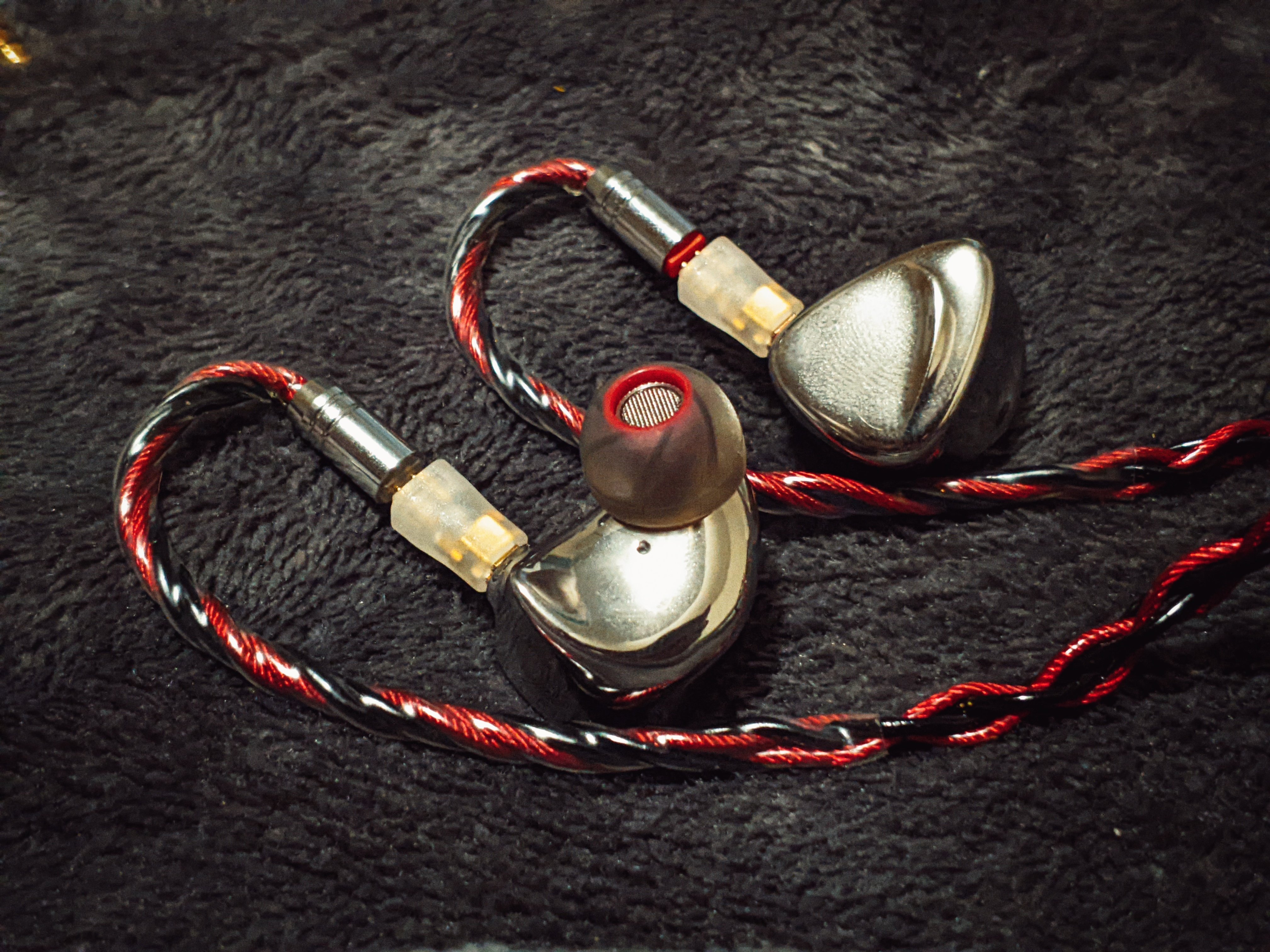 1 Dynamic Driver 4 Balanced Armature 8 Electrostatic Driver Flagship ...